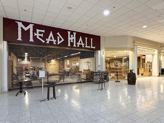 Blacksmiths forge unusual business at struggling mall | News, Sports ...